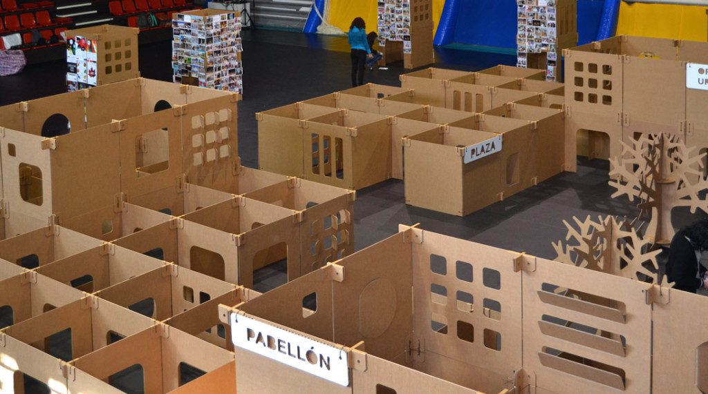 Laberinto de cartón para niños. Diversión y creatividad