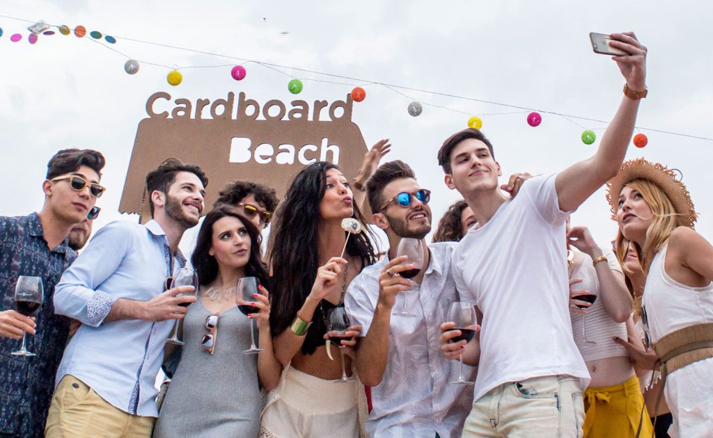 Decorado en cartón para spot 'El verano es mejor con amigos'