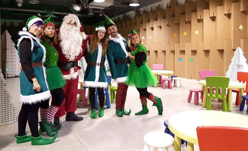 Decoración navideña en centro comercial con juegos infantiles.