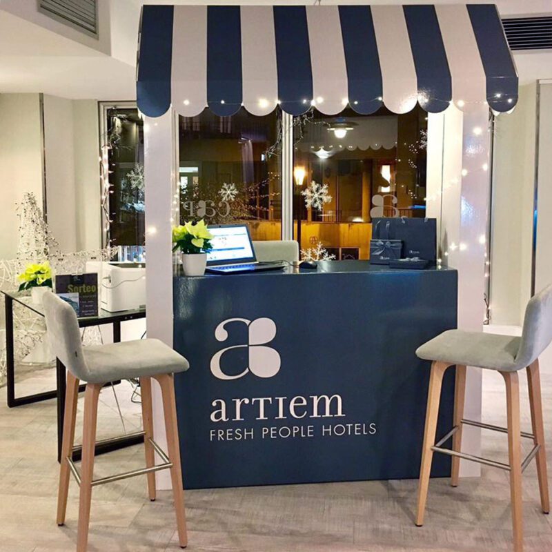 Stand promocional portátil de cartón ecológico. Mostrador de experiencias.