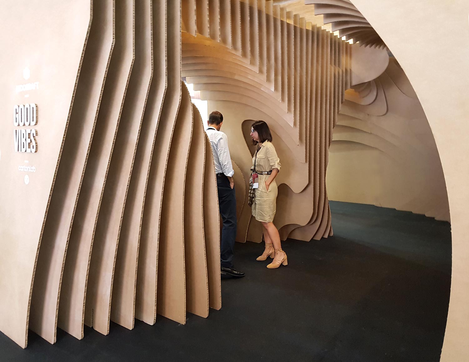 Cartón nido de abeja | Soluciones para stands, paneles y comunicación.