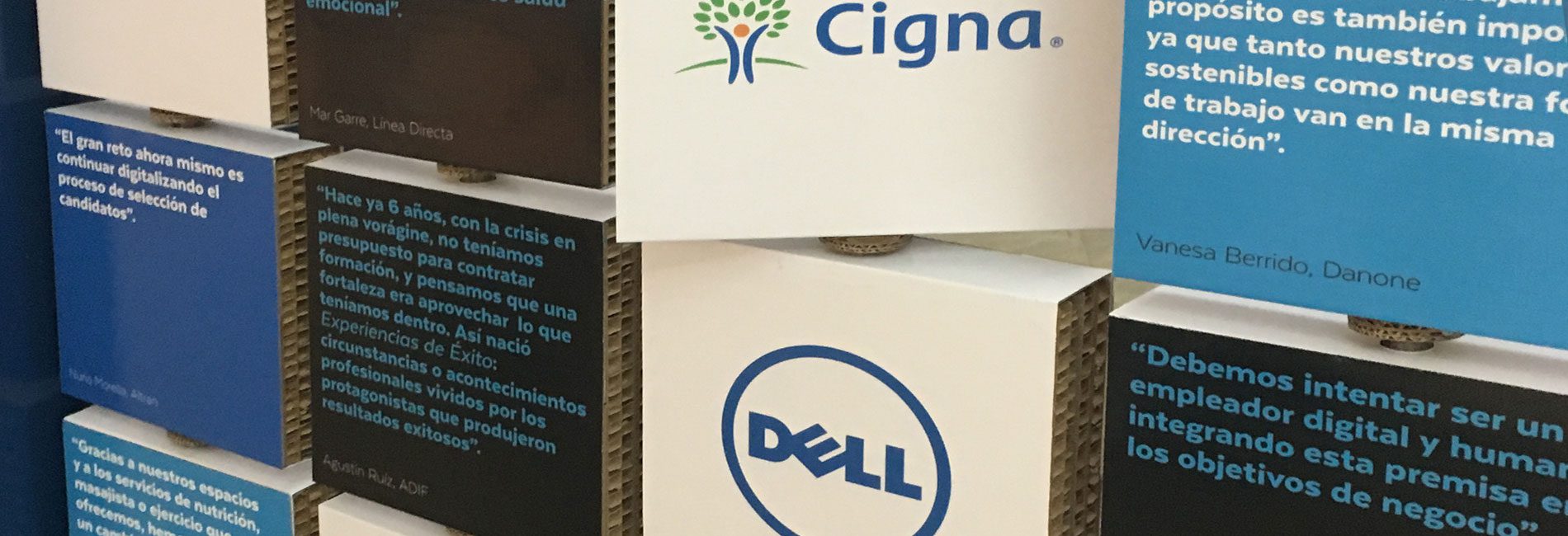 Panel giratorio de cartón | Un diseño que invita a interactuar