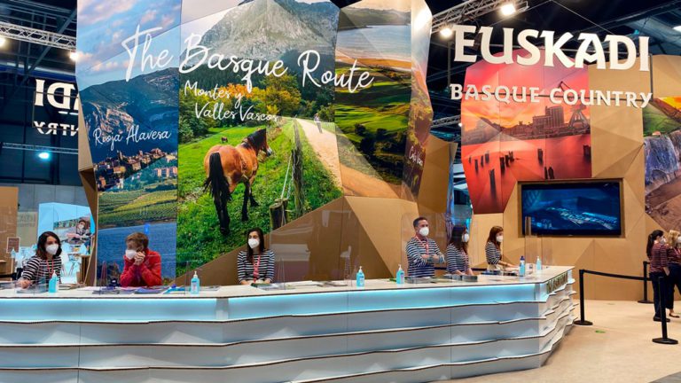 ¿Ideas de stands para ferias de turismo? Mejor, con cartón