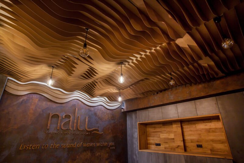 Techo paramétrico de cartón para hotel boutique Nalu - Cartonlab