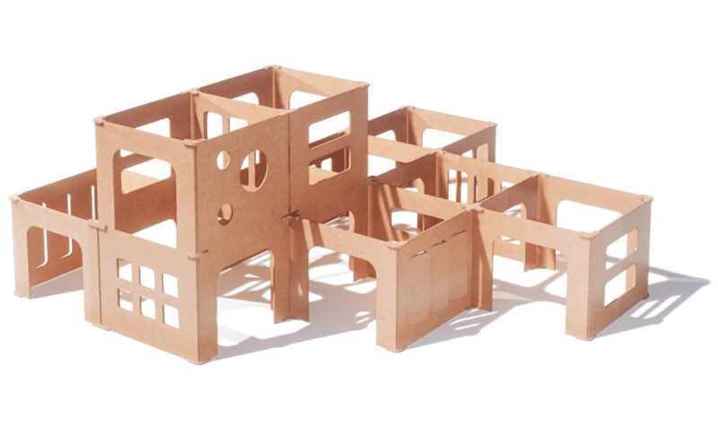 Laberinto de cartón para niños. Diversión y creatividad