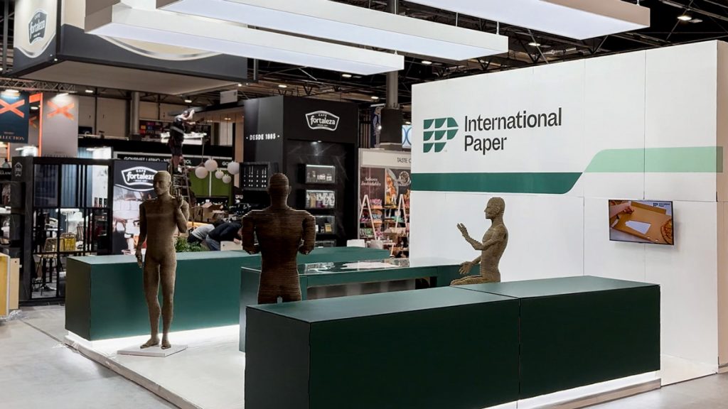 Stand con figuras de cartón para International Paper