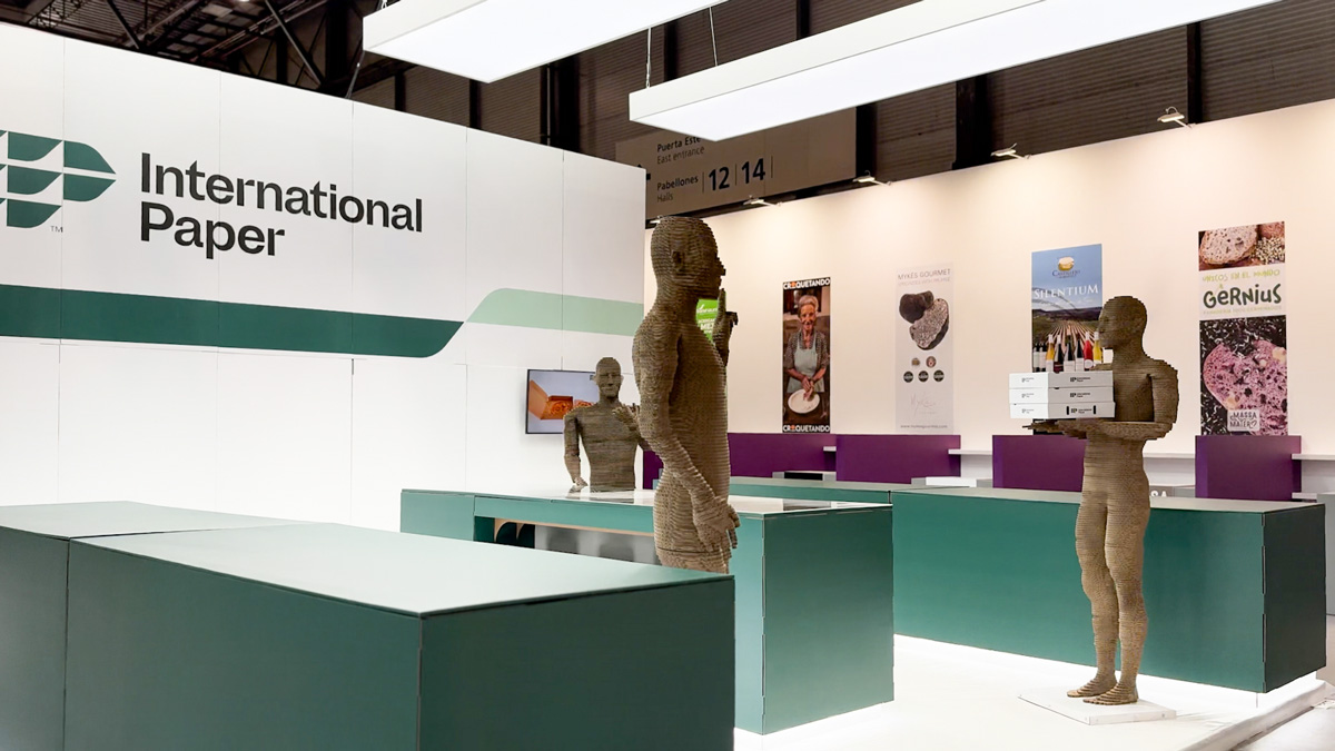 Stand con figuras de cartón para International Paper